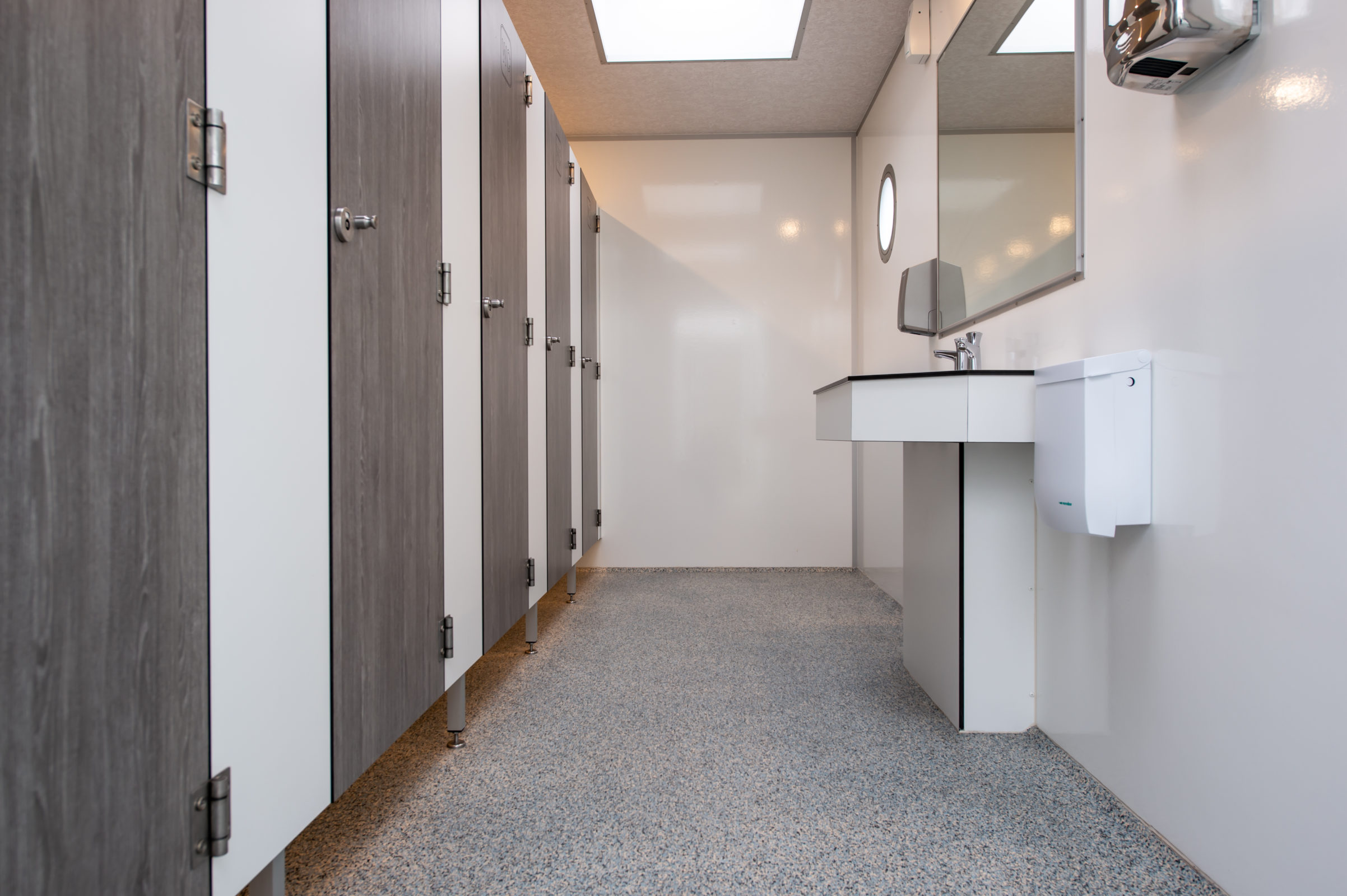 An aesthetic and resistant floor in a sanitary building - RibbStyle