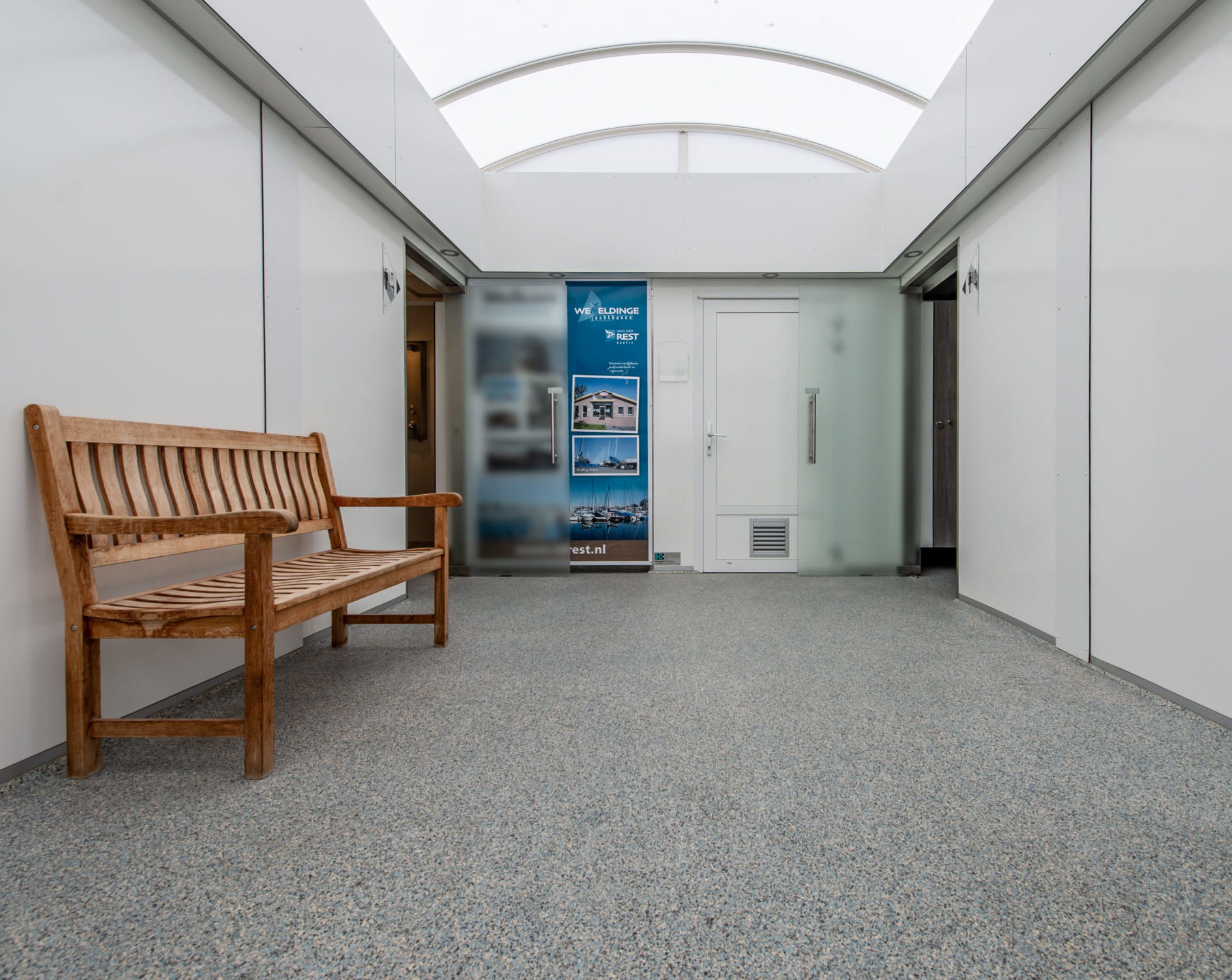 An aesthetic and resistant floor in a sanitary building - RibbStyle